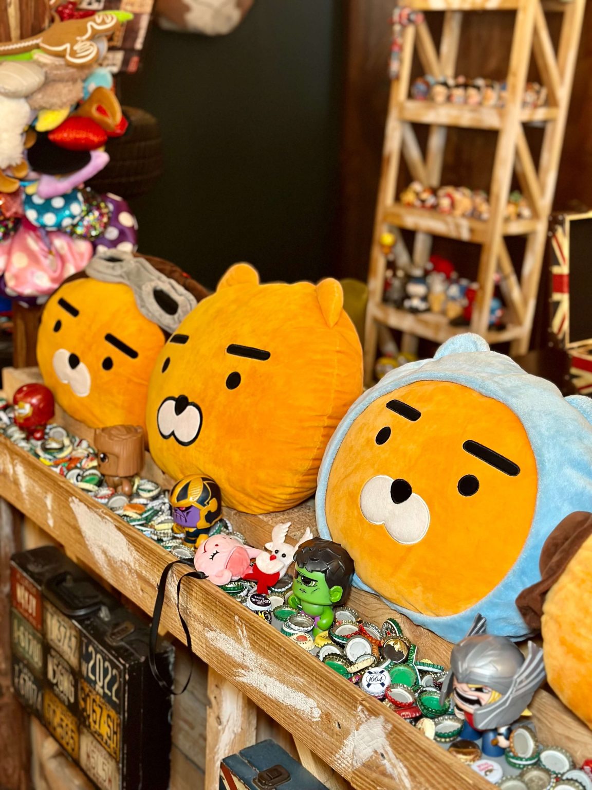 【台北美食】TankQ Cafe & Bar｜主打浮誇大份量的行李箱早午餐，點飲料還可以選自己喜歡的卡通杯，整間店都充滿著各式各樣主題的玩偶超可愛！