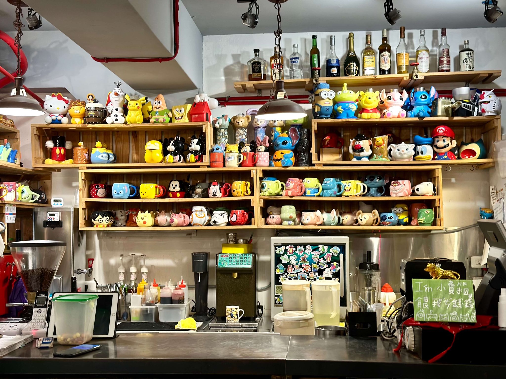 【台北美食】TankQ Cafe & Bar｜主打浮誇大份量的行李箱早午餐，點飲料還可以選自己喜歡的卡通杯，整間店都充滿著各式各樣主題的玩偶超可愛！