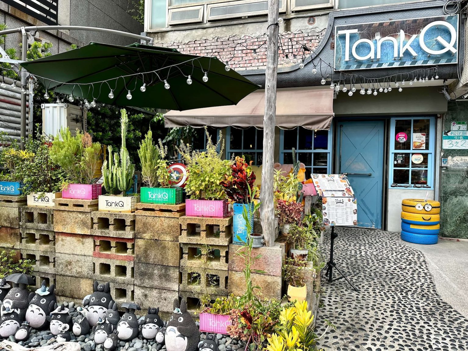 【台北美食】TankQ Cafe & Bar｜主打浮誇大份量的行李箱早午餐，點飲料還可以選自己喜歡的卡通杯，整間店都充滿著各式各樣主題的玩偶超可愛！