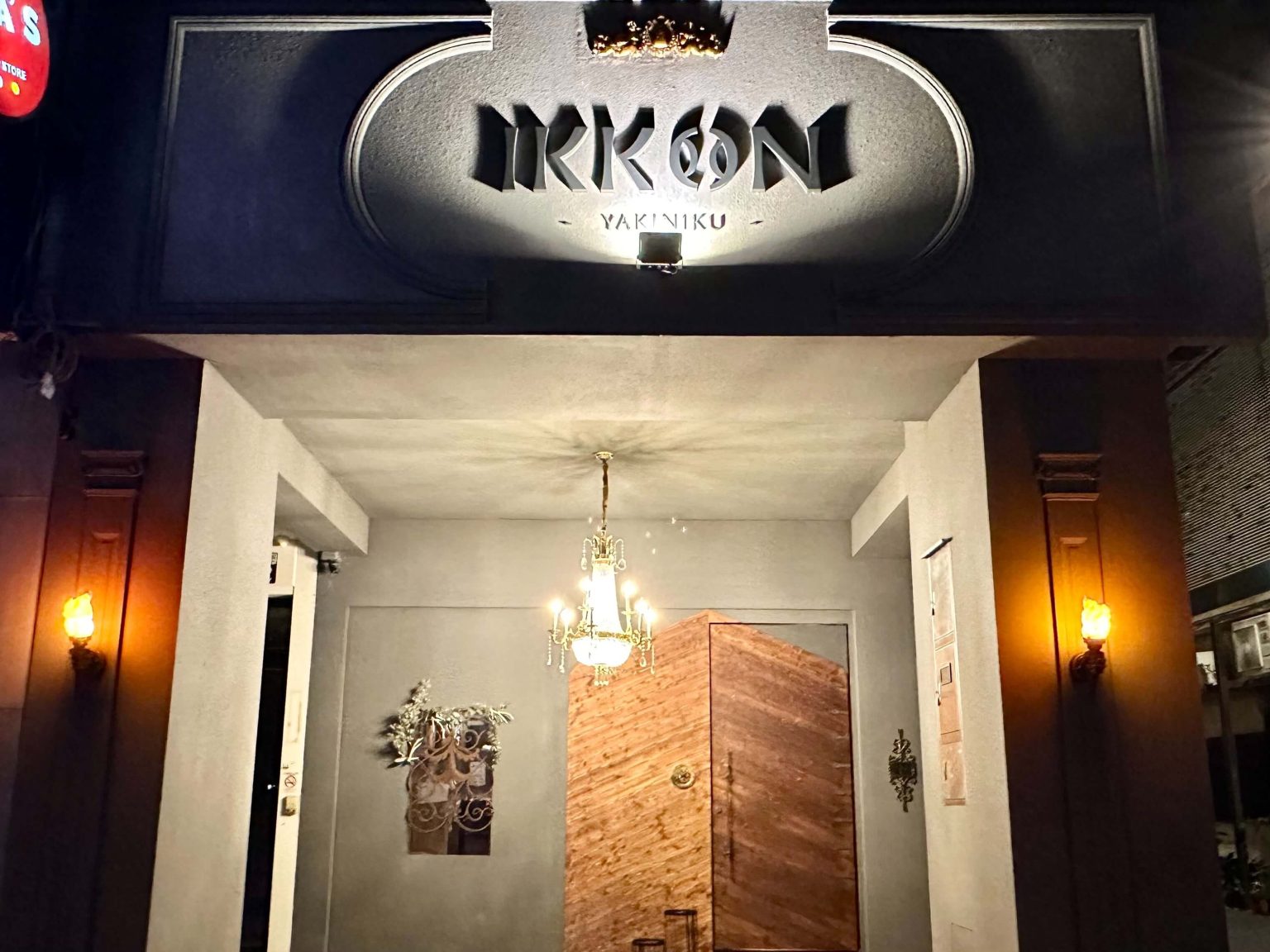 結合日本和牛及濃厚巴洛克風情的台中高級燒肉「IKKON WagyuClub 和牛會所」還有提供專人桌邊代烤服務唷！