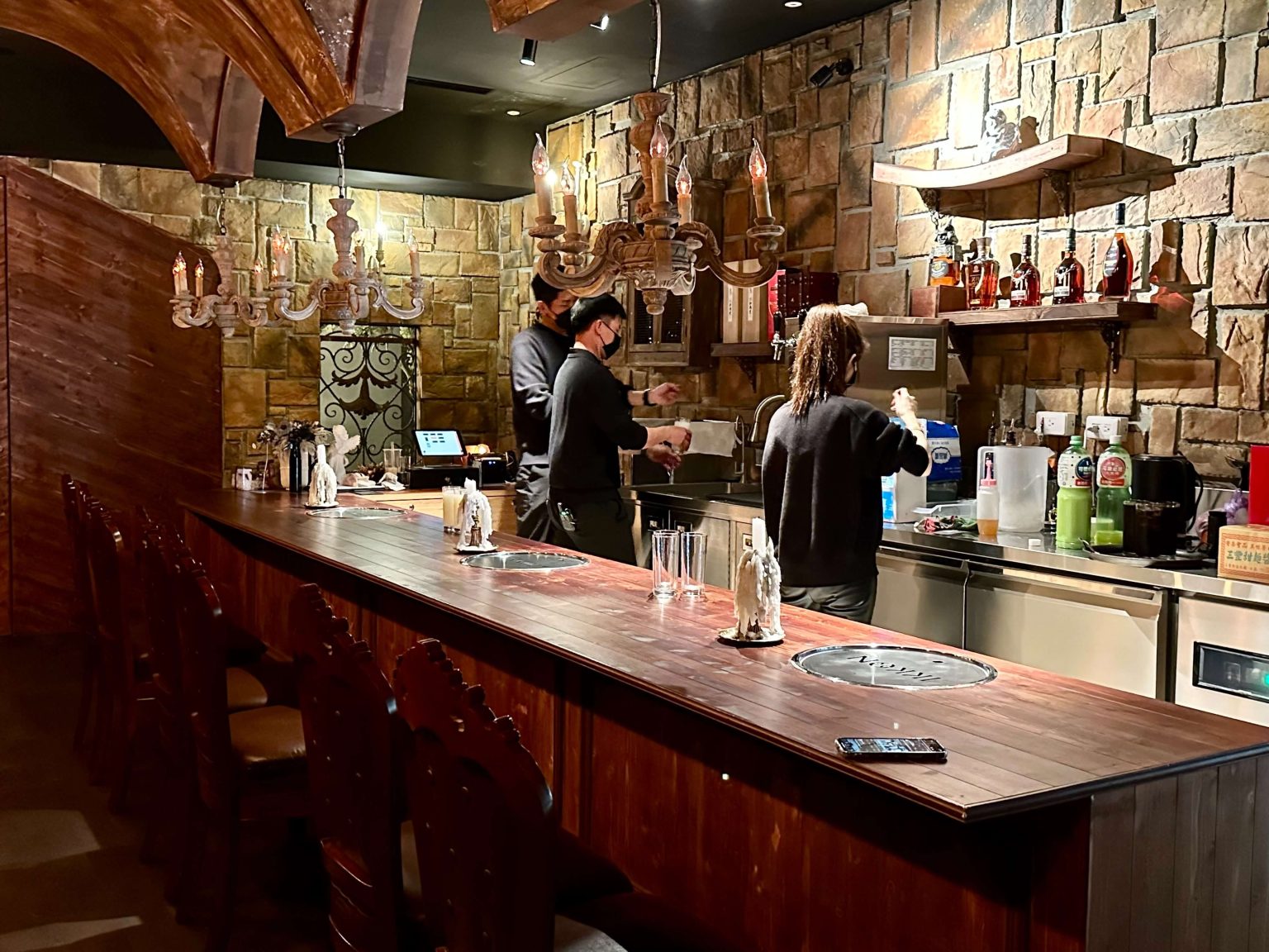 結合日本和牛及濃厚巴洛克風情的台中高級燒肉「IKKON WagyuClub 和牛會所」還有提供專人桌邊代烤服務唷！