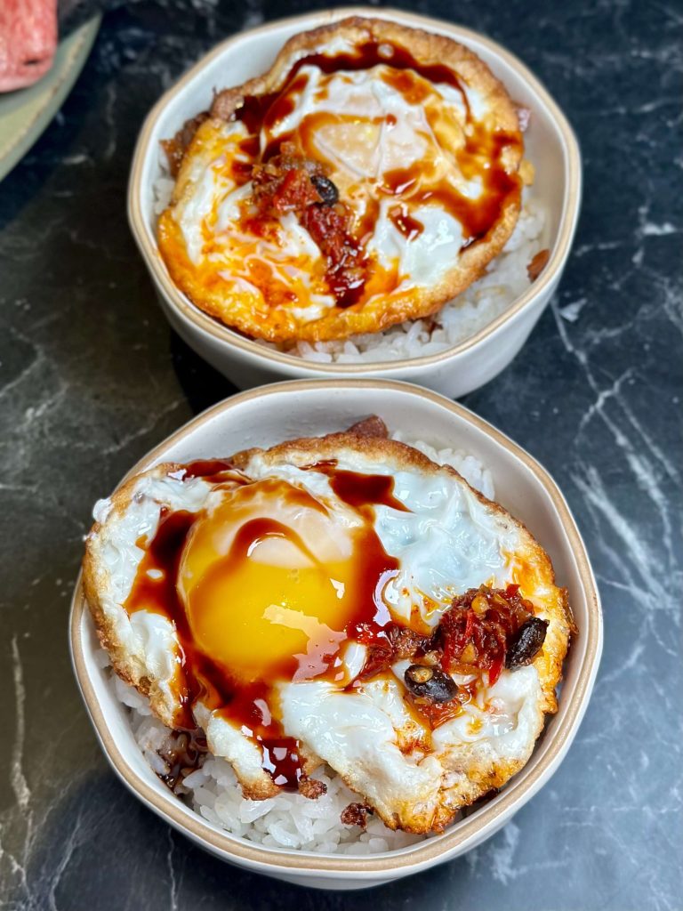 結合日本和牛及濃厚巴洛克風情的台中高級燒肉「IKKON WagyuClub 和牛會所」還有提供專人桌邊代烤服務唷！