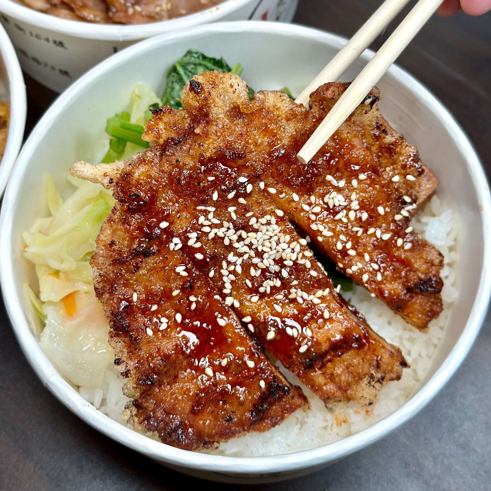 台中烤肉便當推薦！「浪食堂火烤便當」使用自家獨門醬汁烘烤而成，來這必點烤雞腿飯！