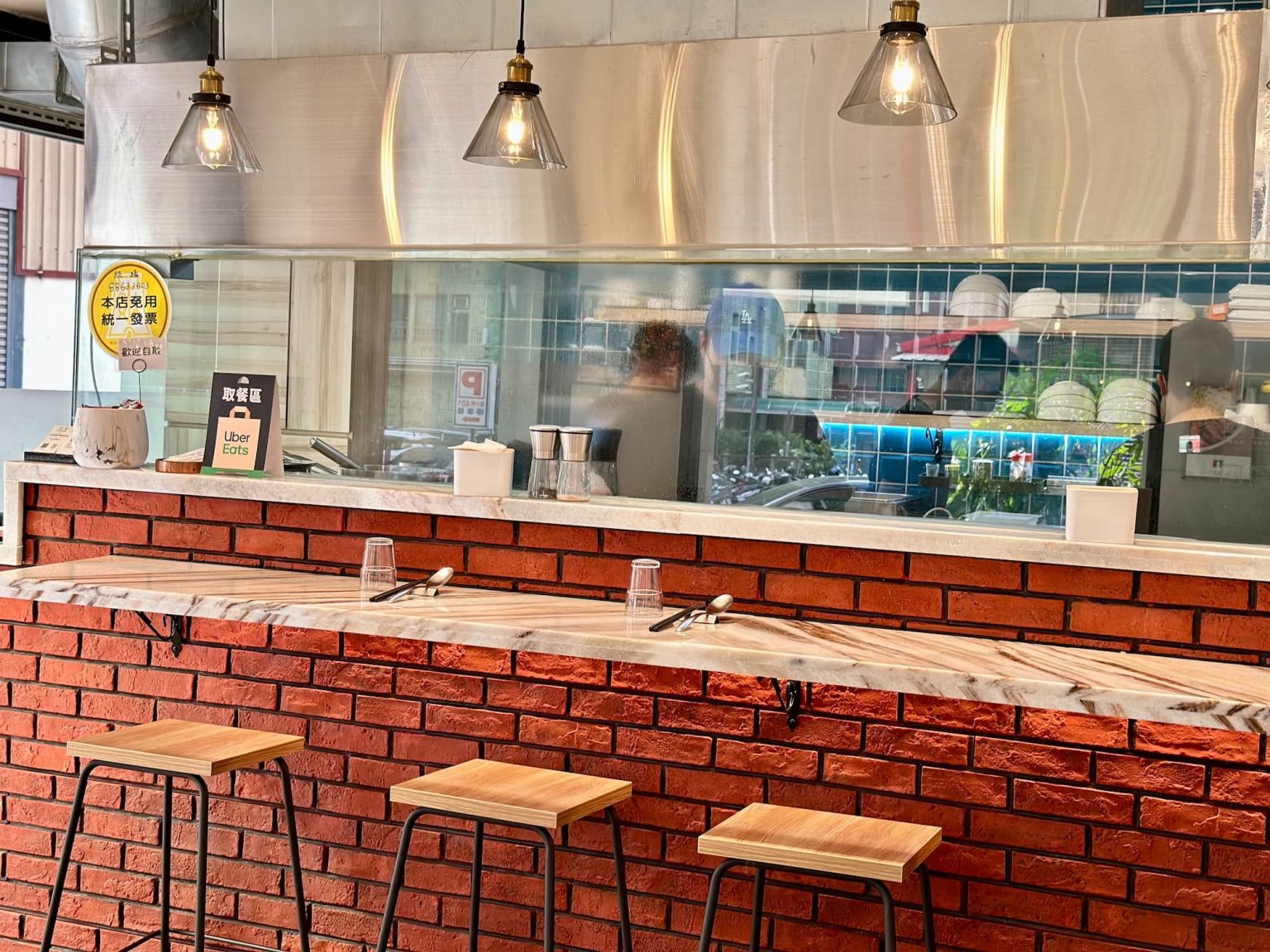 全台首創以法式元素為主軸的丼飯專賣店，「法丼Fadone」能吃得到肉品熟成後帶出的特殊濃香