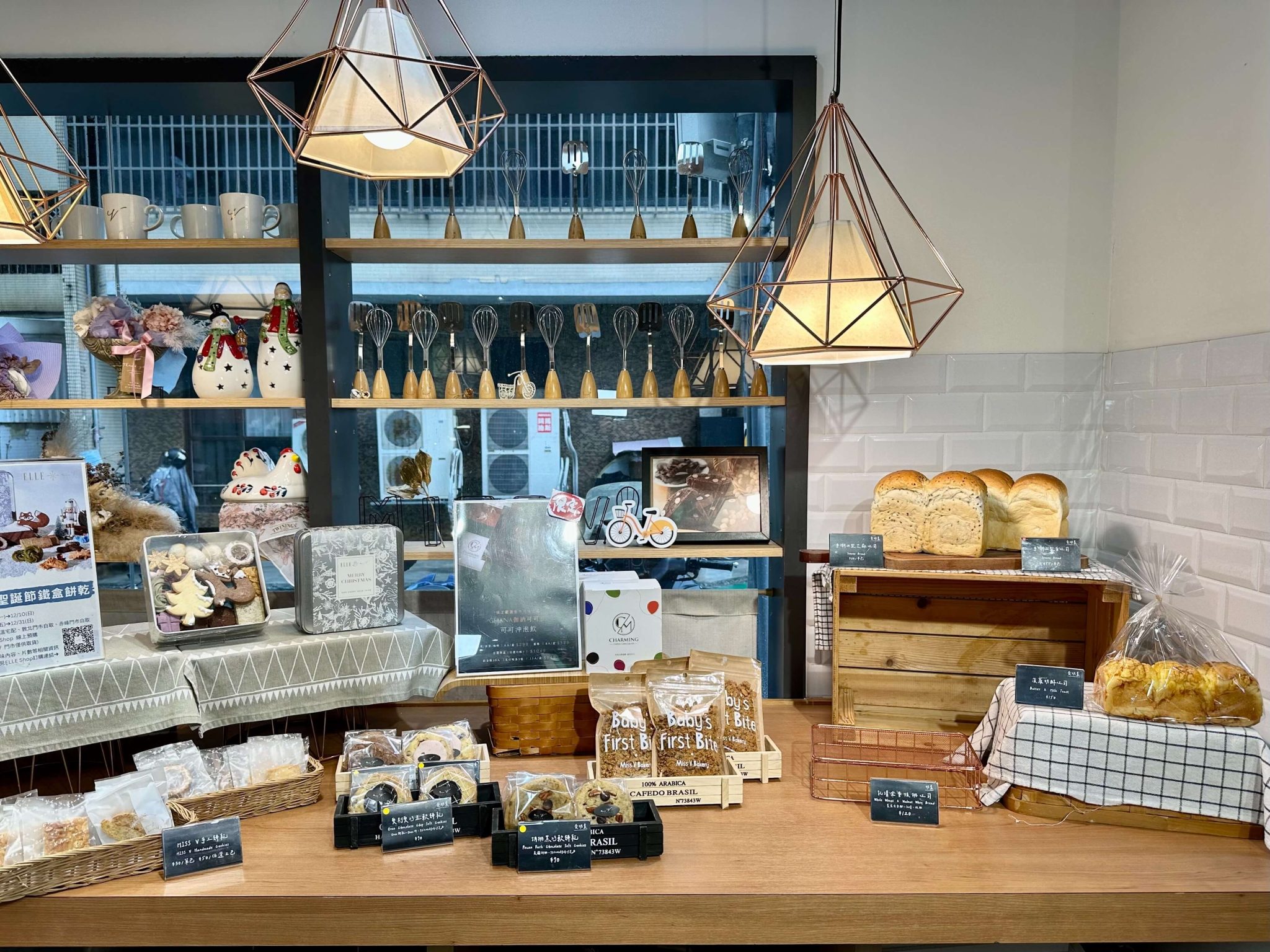 什麼！全聯爆紅的小農鮮乳崙背鮮乳和「Miss V Bakery」聯名推出麵包及飲料啦！