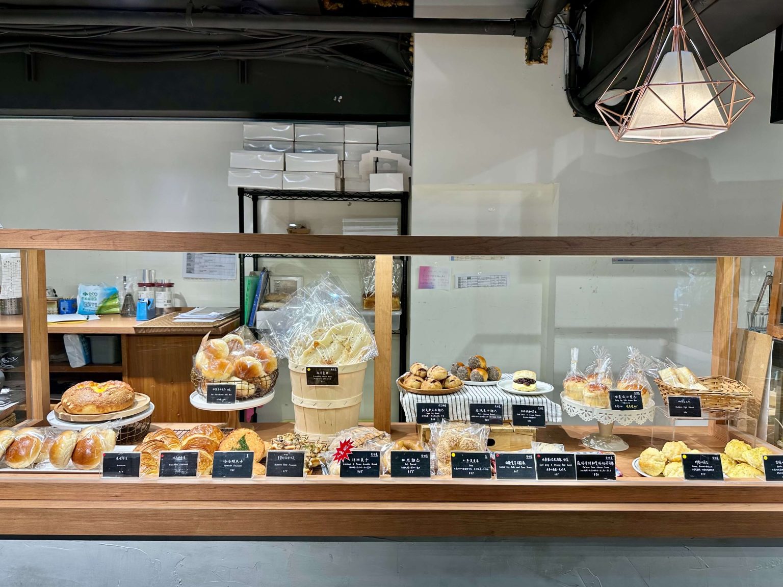 什麼！全聯爆紅的小農鮮乳崙背鮮乳和「Miss V Bakery」聯名推出麵包及飲料啦！